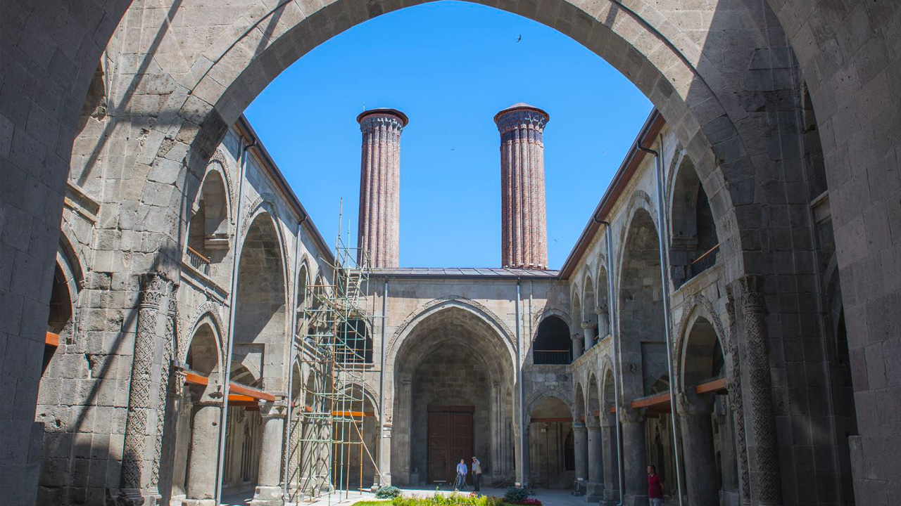 Çifte Minareli Medrese - Otel Zade Erzurum